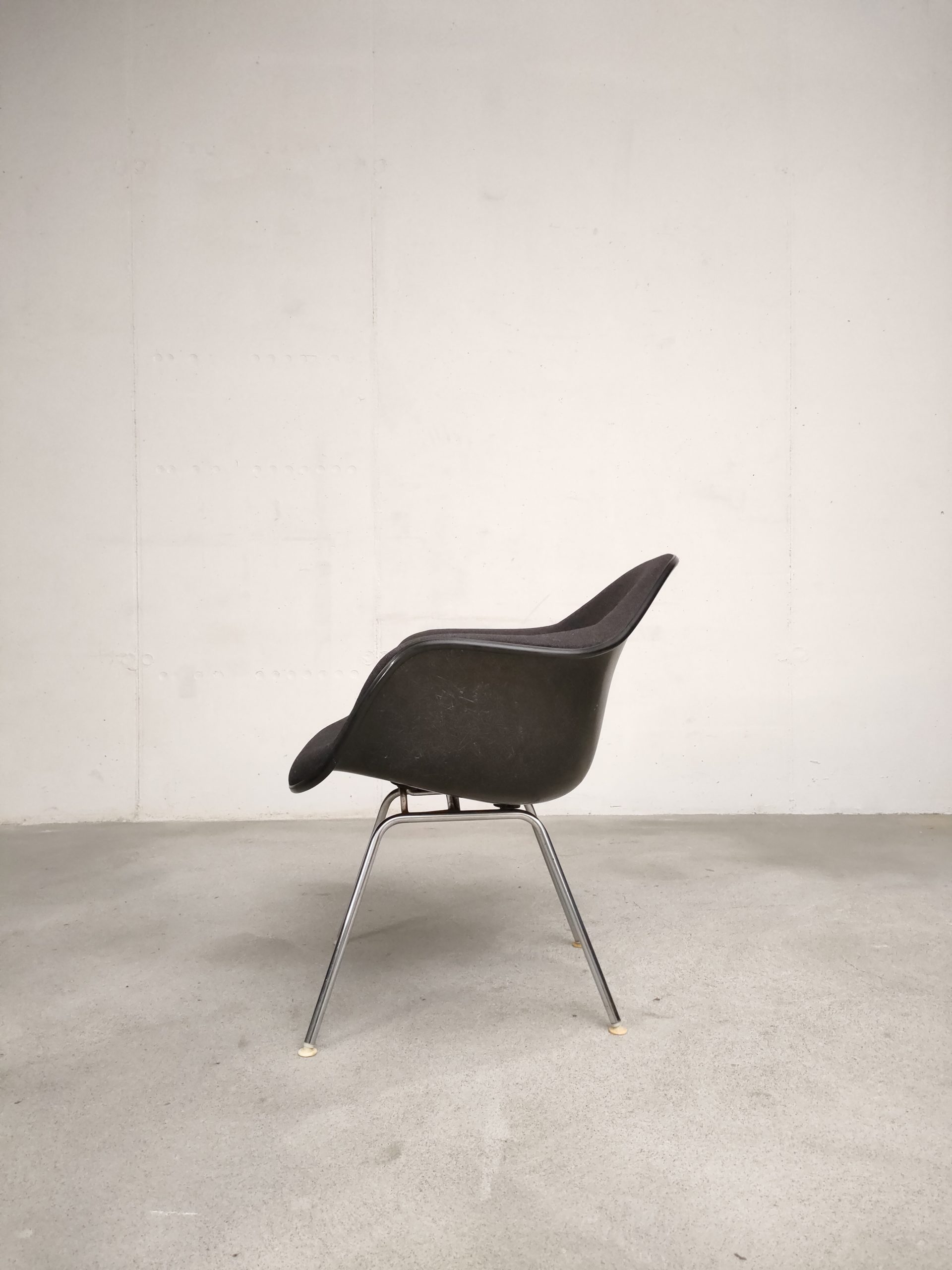 Fauteuil LAX par Ray et Charles Eames | lalmachine.com, mobilier et ...