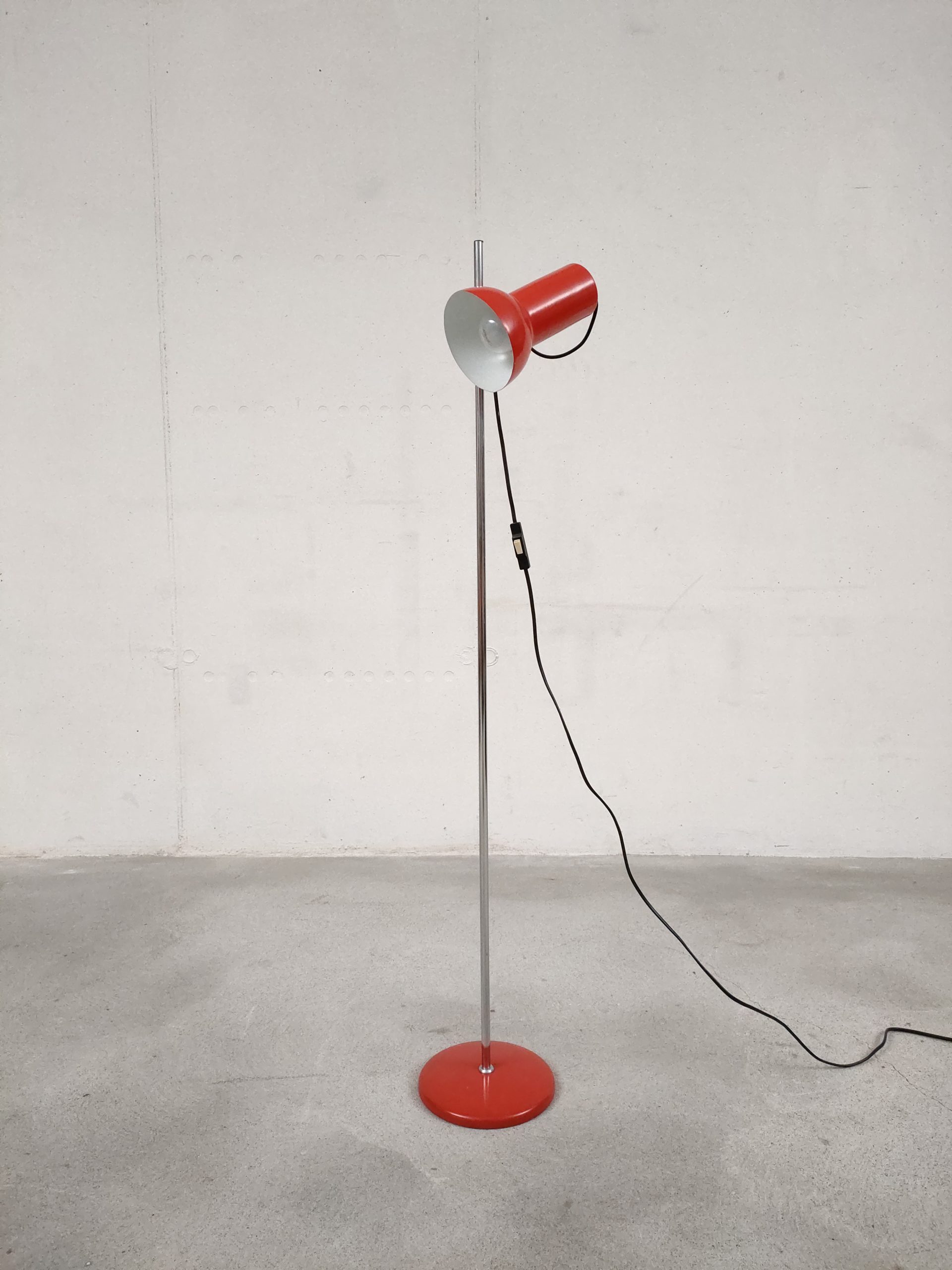 Lampe sur pied spot rouge | lalmachine.com, mobilier et objets déco ...