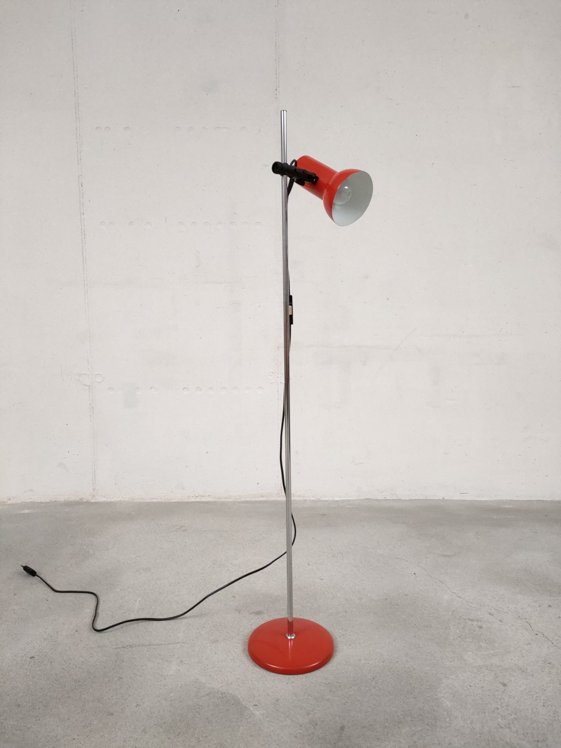 Lampe sur pied spot rouge | lalmachine.com, mobilier et objets déco ...